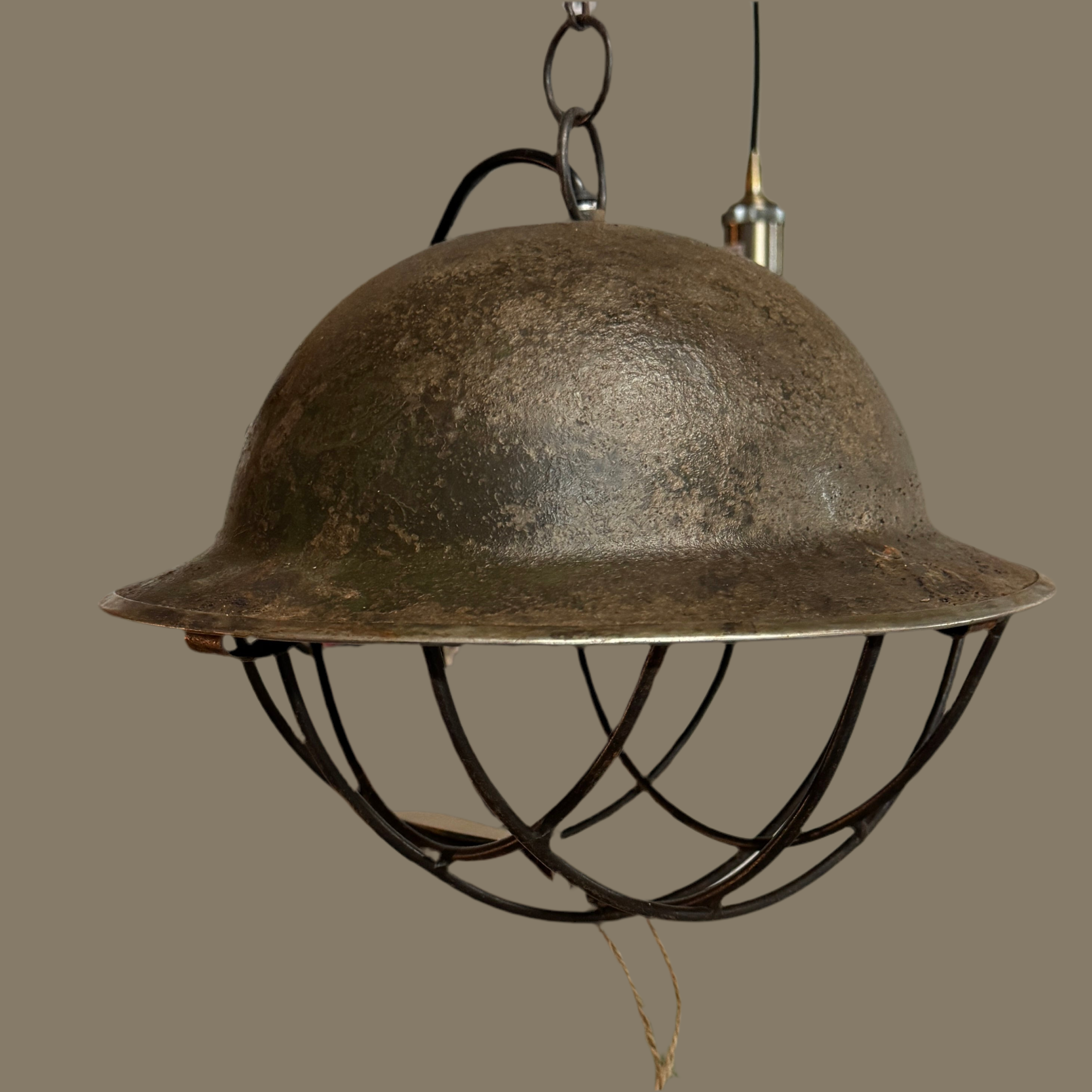 Militærhjelm lampe – Lundsminde Retro, Design & Galleri